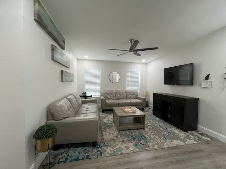 Cozy 4 Br Near Everything! - Corpus Christi, TX