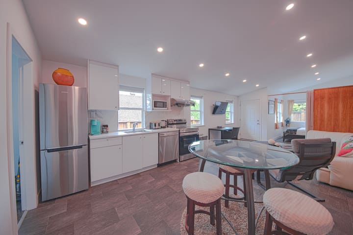 Self-contained Suite W/shared Pool, Hot Tub, Views - North Vancouver