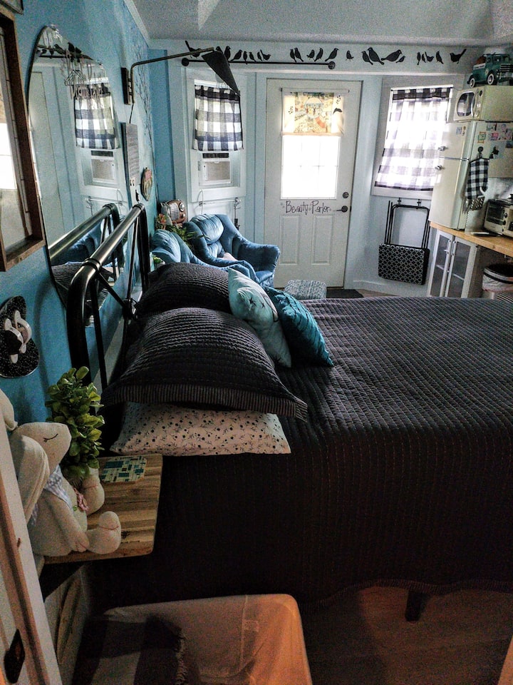 Island Parlor Inn Coastal Mid Century Studio - Wilmington Island, GA
