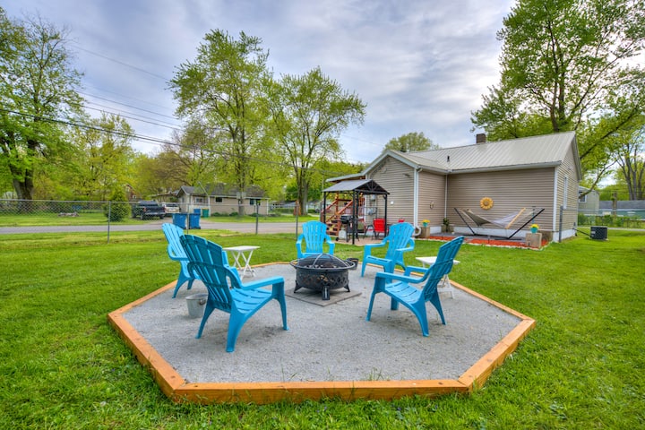 Cozy Retreat W/ Fire Pit, Relax & Recharge - Gary, IN