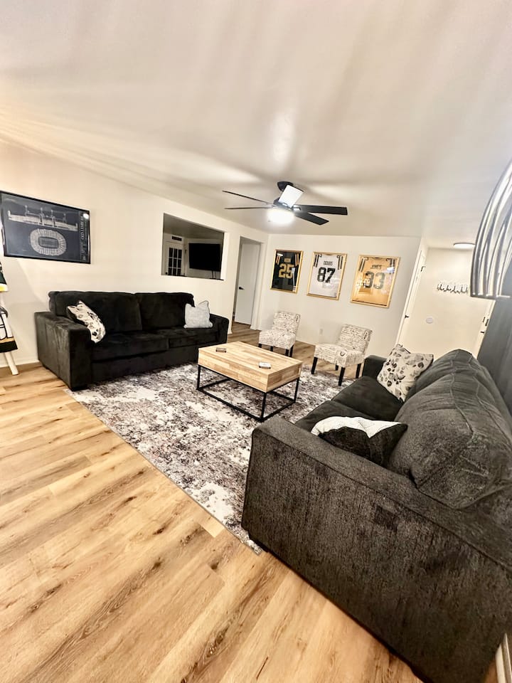 Stay Just A Short Walk (0.3 Miles) From Lambeau! - Green Bay, WI