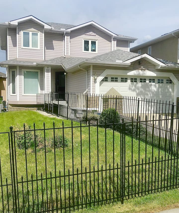 Beautiful 3 Bdrm Home With Air Conditioning - Calgary