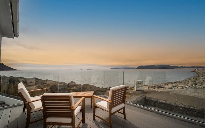Luxury Waterfront Retreat - Plymouth