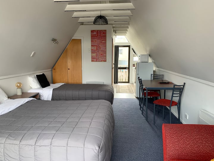 Updated Upstairs Studio In Downtown Queenstown - 