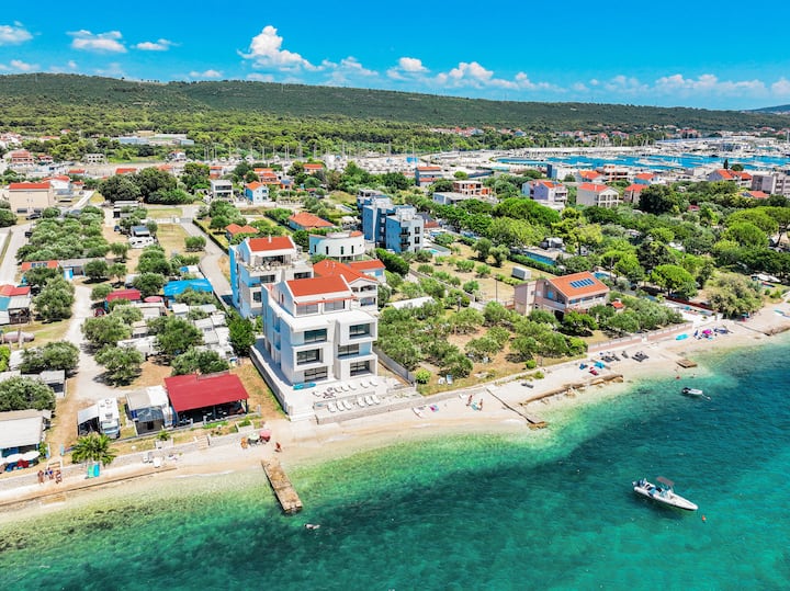 Beachfront Apartment In Dʻart Villa First Floor - Sukošan