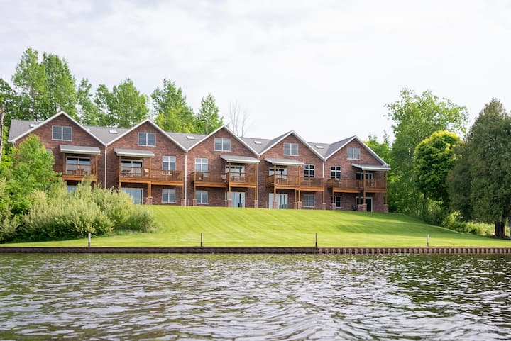#2 Hamlin Lake 3 Story Condo - 10 Guests - Ludington, MI