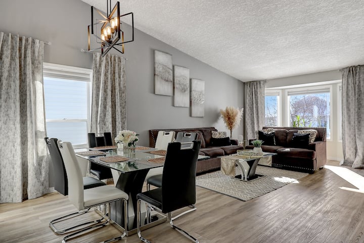 Bright & Cozy 3 Bed , 2 Bath Home - Grande Prairie