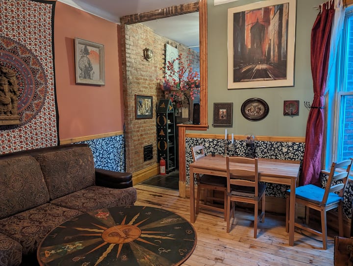 Beautiful Bedroom With Garden View In Shared 5-1/2 - Montreal