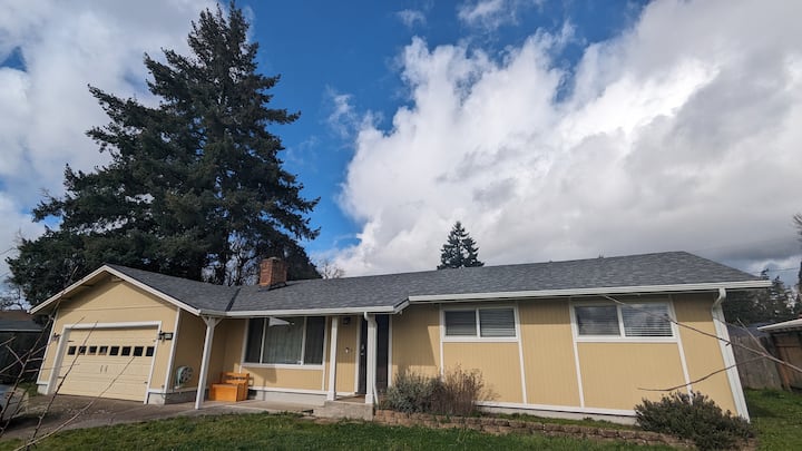 The Yellow House In City Center Close To Autzen! - Eugene, OR