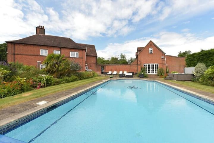 The Coach House (100 Years Old) - Brentwood