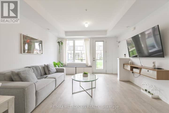 Gorgeous 2-br Townhouse With Full Stocked Kitchen - Pickering