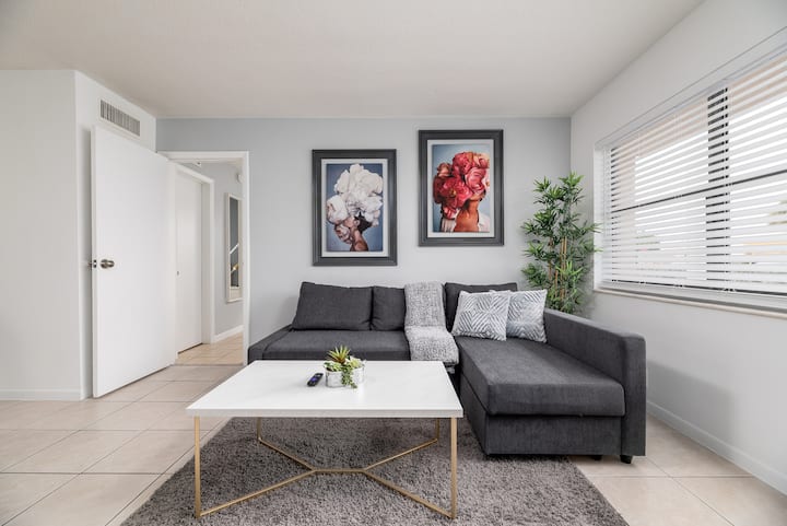 Charming 2br/2ba Retreat In Lauderdale By The Sea - Lauderdale-by-the-Sea, FL