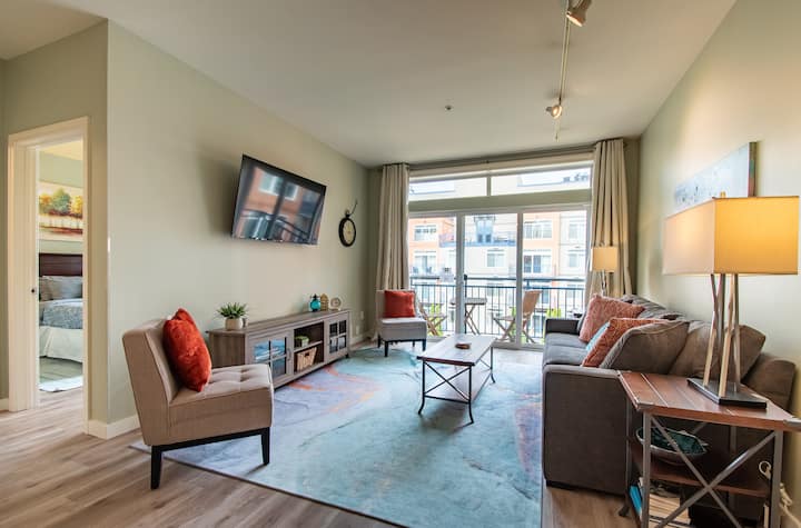 Spacious 2 Bedroom Condo With Pool & Free Parking! - Seattle, WA