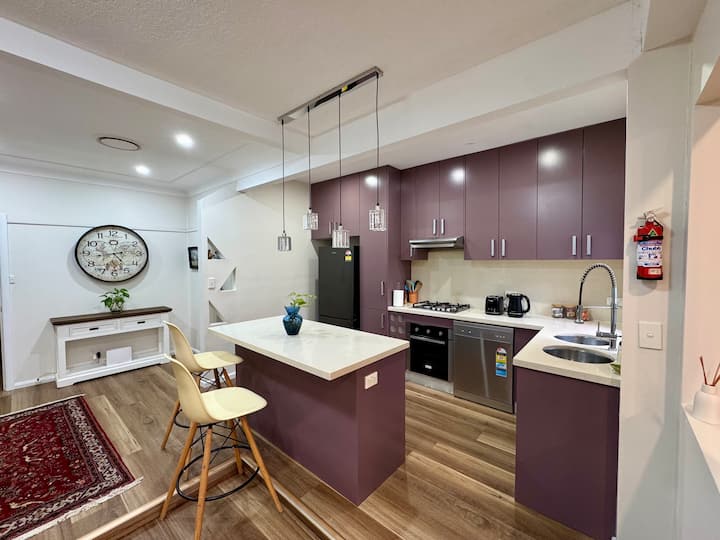 Quiet & Modern 3-bedroom House - Castle Hill