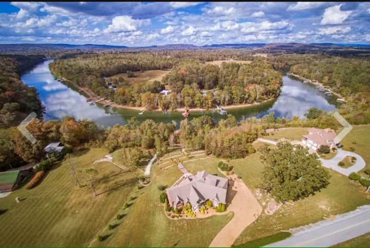 Riverfront Retreat W/ Dock, Kayaks & Game Room - Rock Island State Park, Rock Island
