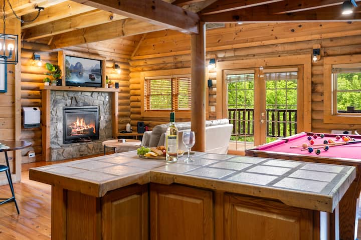 Couples Escape | Hot Tub! King Bed | Pool Table - Sevierville, TN