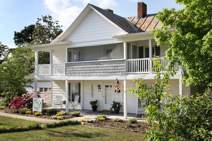 Historical 2b/2b Walk To Fine Food & Outdoor Fun - Divine Llama Vineyards, East Bend