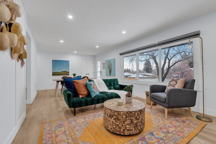 " Rodeo"  Upper Suite In Trendy Killarney - 