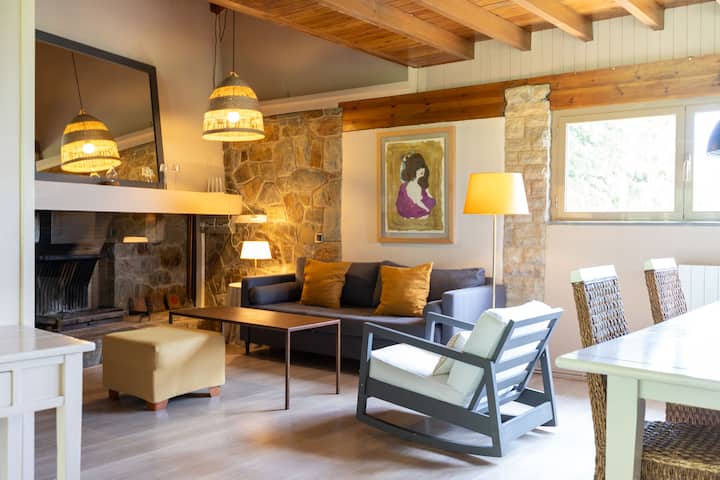 Acogedora Casa De Madera Con Chimenea Y Piscina - Seva