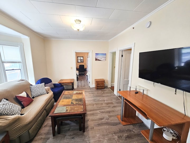 Spacious 4bd Apt Sleeps 10 Walk To Beach 7 Min. - Old Orchard Beach, ME