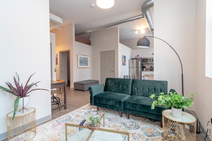 Stylish 2br Near Mccormick |Rooftop, Gym & Parking - Chicago, IL