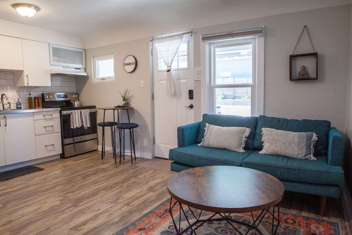 Cozy Apartment Near Downtown Den. Bikes Included! - Denver, CO