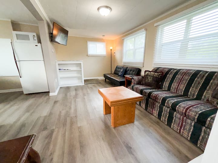 1 Bed, 1 Bath, Upper Flat - ミシガン州