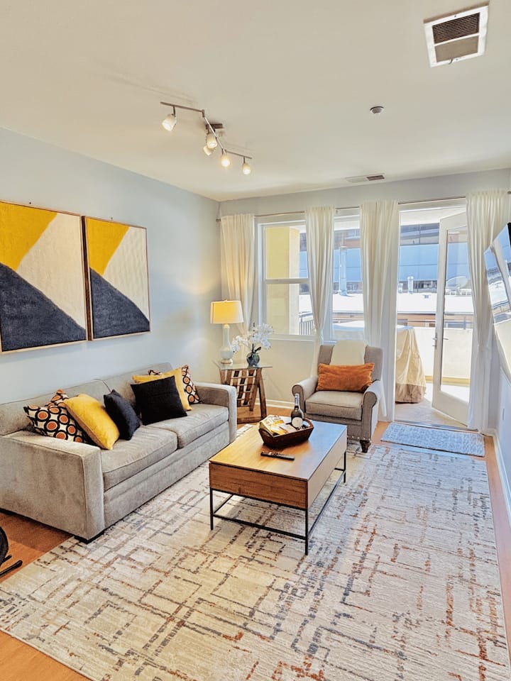 Luxury Condo W/ Balcony, Desk, Ev Charger & Pool - San Diego, CA