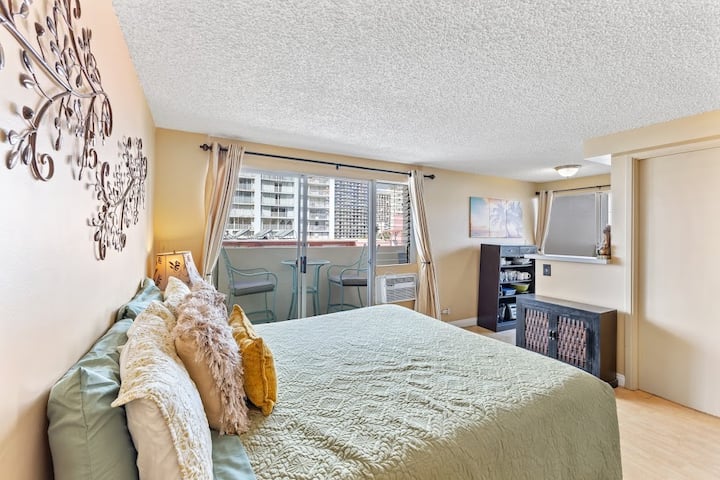 2 Short Blocksto Beach Lg Corner Studio - Honolulu