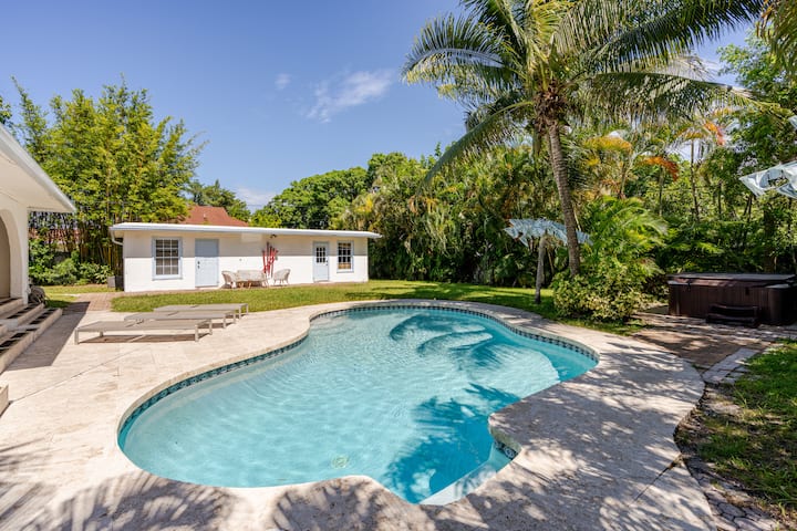 Luxury 5 Bedroom Art Villa, Heated Pool, Hot Tub - Hallandale, FL