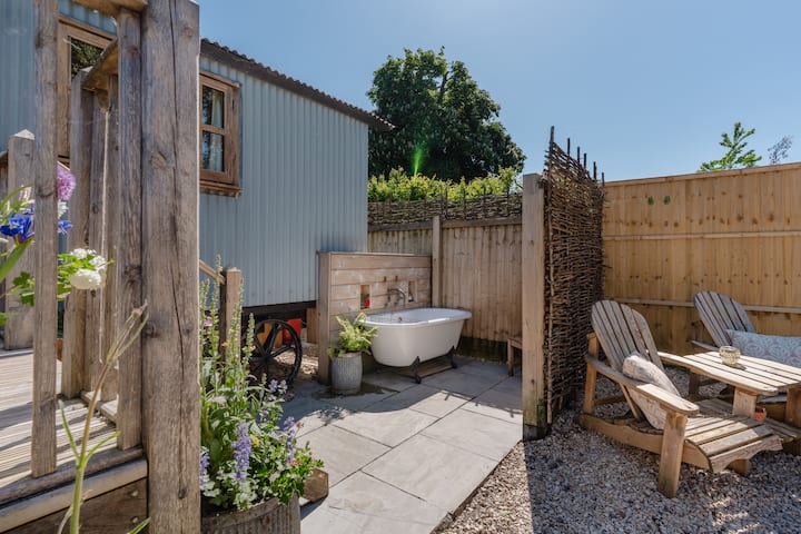 Spacious Secluded Shepherd's Hut With Outdoor Bath - Dorset