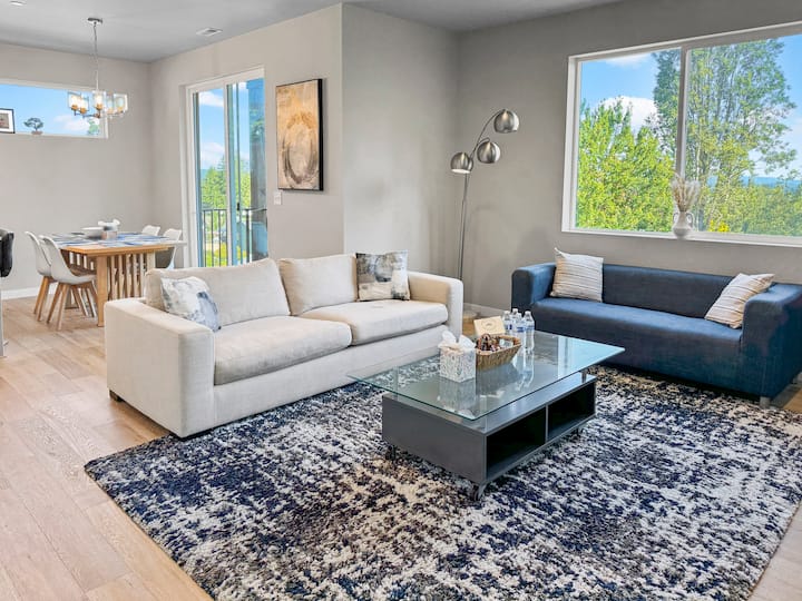 Adorable 5 Bedroom House With Amazing Views - Marysville, WA
