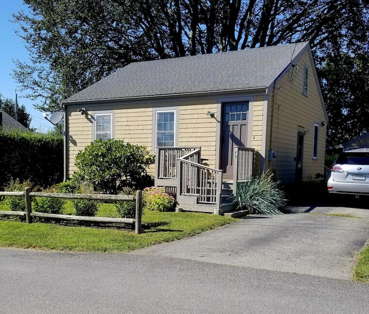 Cozy Vintage Cottage 
Bikes, Boogie Boards
 & More - Newport, RI