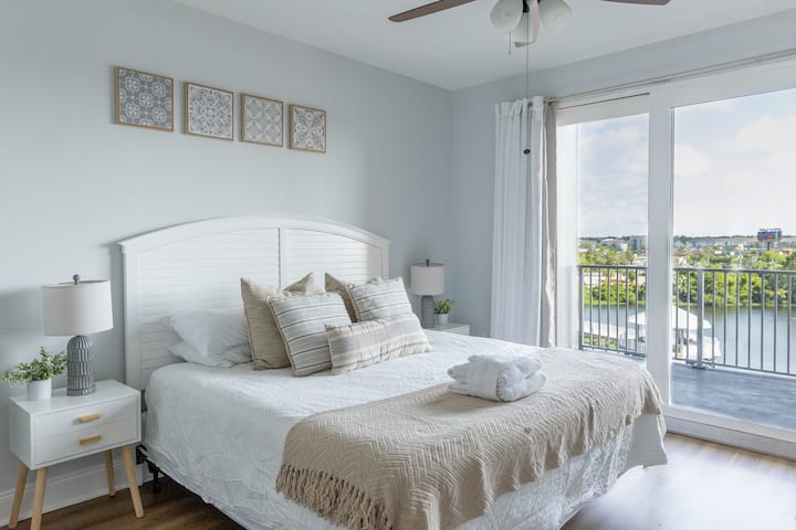 *Newly Renovated* Cozy Coastal Condo - Panama City Beach, FL