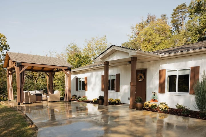 Beautiful Homestead Pet Friendly Sleeps 6 - Sevierville