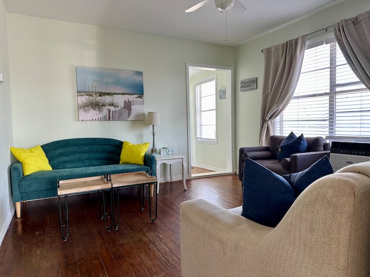 Beach View, Sleeps 4, Parking, Self Check-in - East Beach, TX