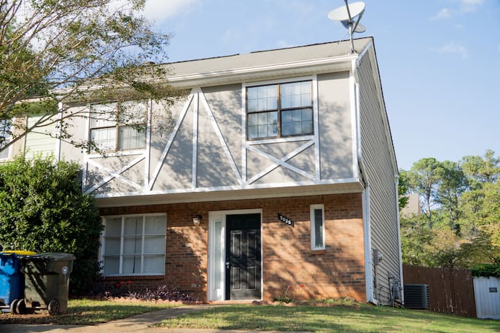 Beautiful Home 5 Minutes From Downtown Kennesaw - Kennesaw, GA