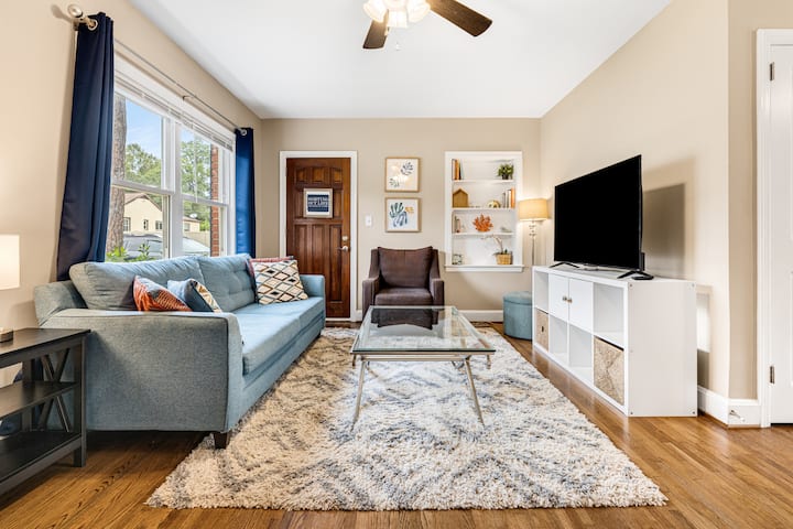Beautiful House, Minutes From
Uptown, Fenced Yard. - Charlotte, NC