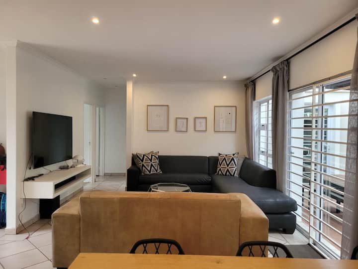 Spacious 3-bedroom House With Garden - Somerset West