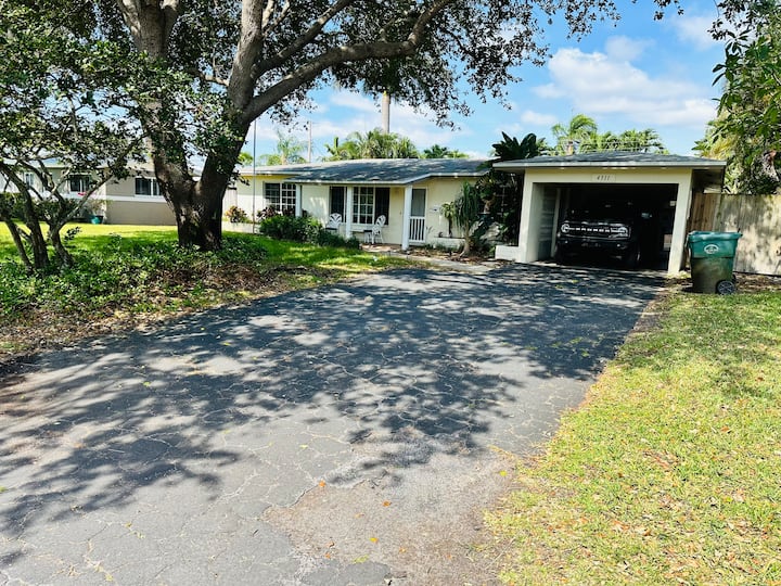 Serene 3 Bedroom Home With Spacious Pool - Fort Lauderdale