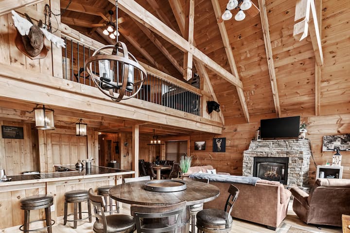 Luxury Cabin W/summit Views, Hottub & 3 King Beds! - Gatlinburg, TN