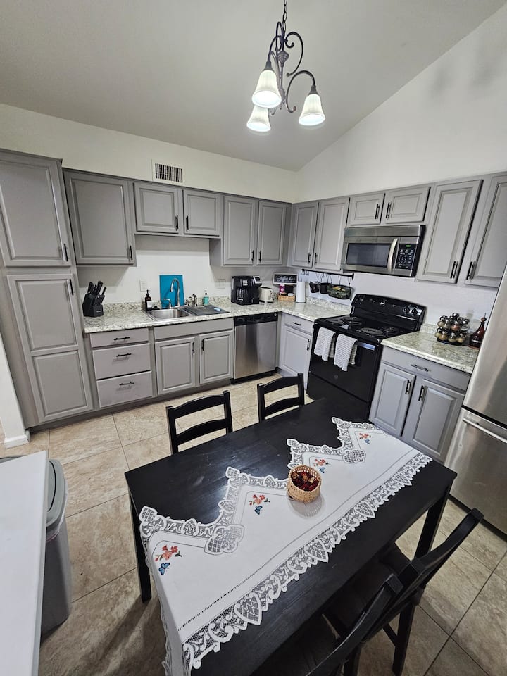 3 Br, 2 Ba | Walking To Cubs Stadium/food/shops - Mesa, AZ