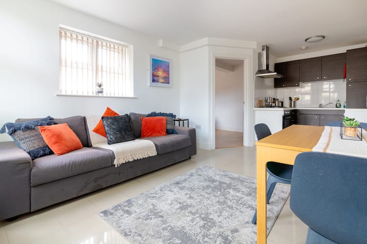 Spacious 2 Bed 2 Bath Apartment Parking Sleeps 4 - Loughborough