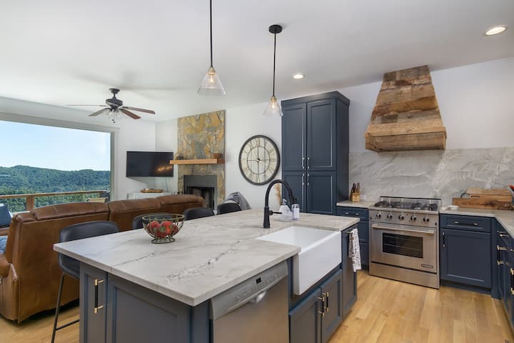 No Cleaning Fee Near Asheville Luxury 4 Bedroom Mountain View Home With Hot Tub - North Carolina