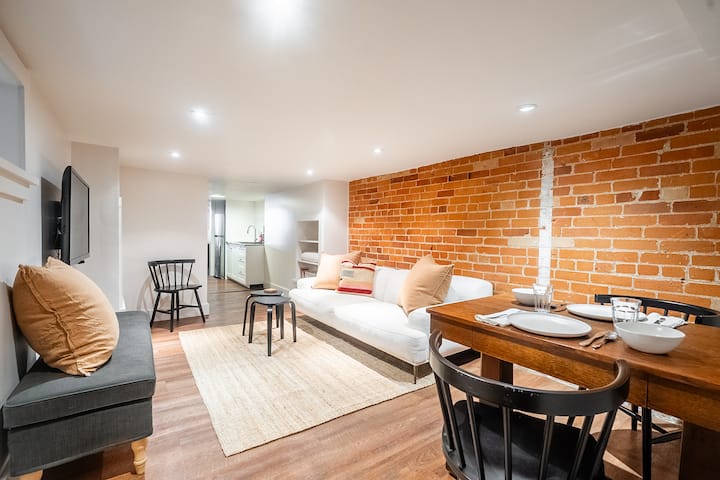 Stylish 1 Bed Bsmt Apt In The Cool Part Of Town - Mississauga