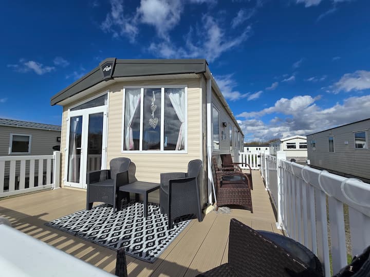 Jenny And Jamie's Holiday Home On The Edge - Morecambe