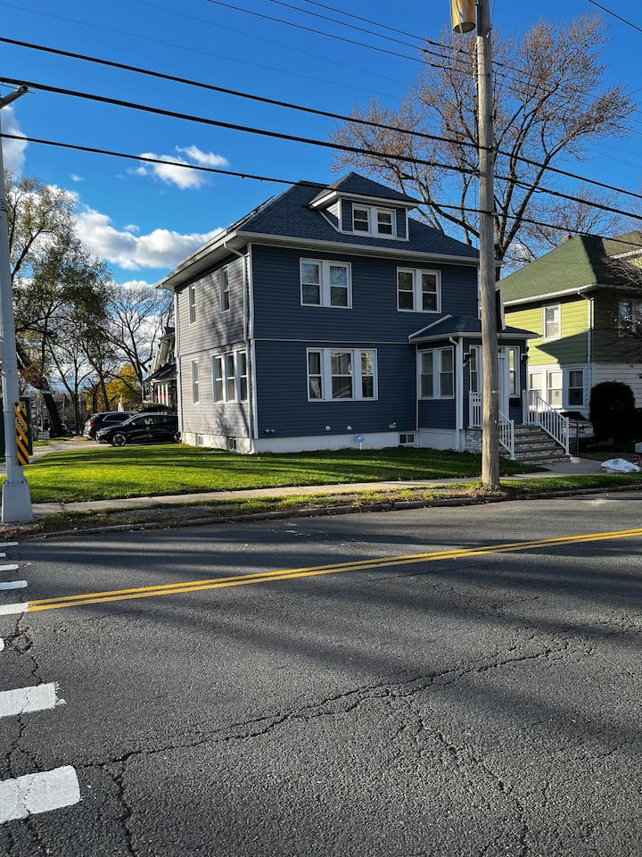 Charming 2br Retreat | Near Downtown & Attractions - Staten Island, NY