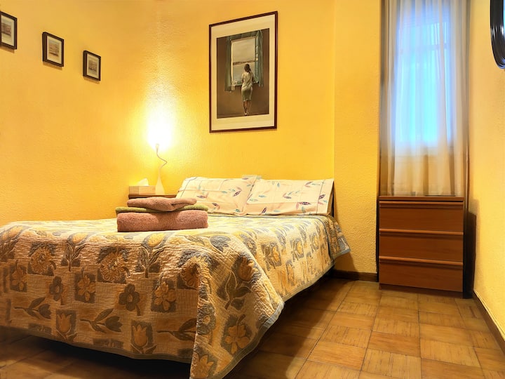 Room In Central House In Valencia.- - La Torre