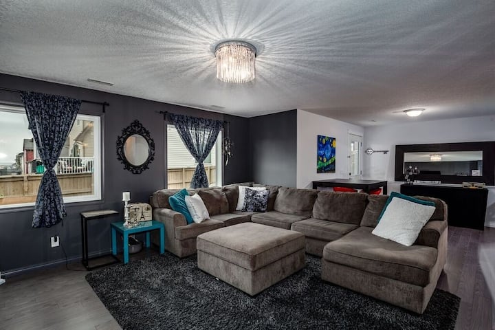 Clean, Bright, Modern, Private Walk Out! - Airdrie