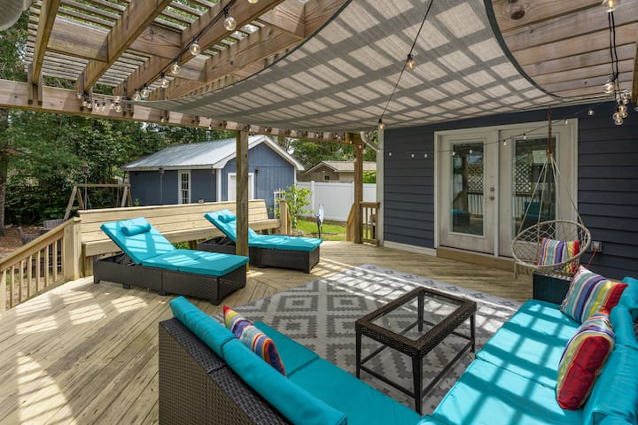 Sweet Tea & Palm Trees (Fenced, Walk To Beach!) - Oak Island, NC